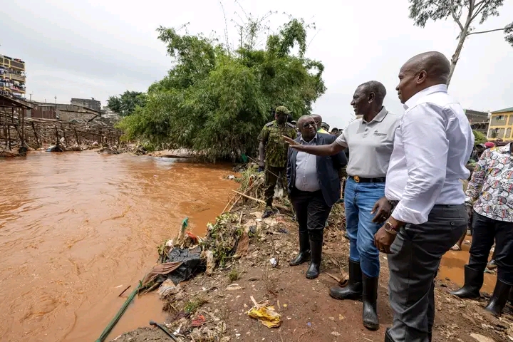 President Ruto Visits Flood Victims in Kiamaiko - The Lower Eastern Times